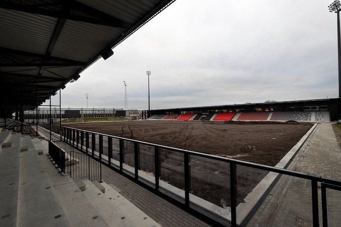 Scholieren uit voorzorg naar huis: dakplaten nieuw stadion Helmond Sport laten los door de wind ...