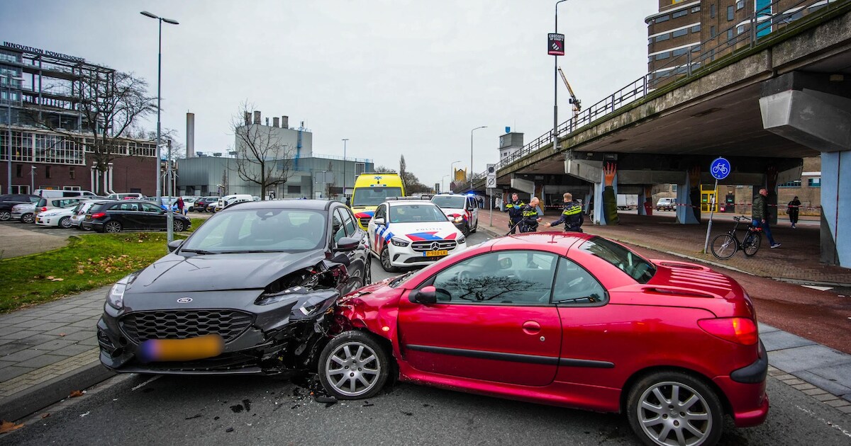 Twee gewonden en flinke schade bij botsing in Eindhoven | Regio | ED.nl