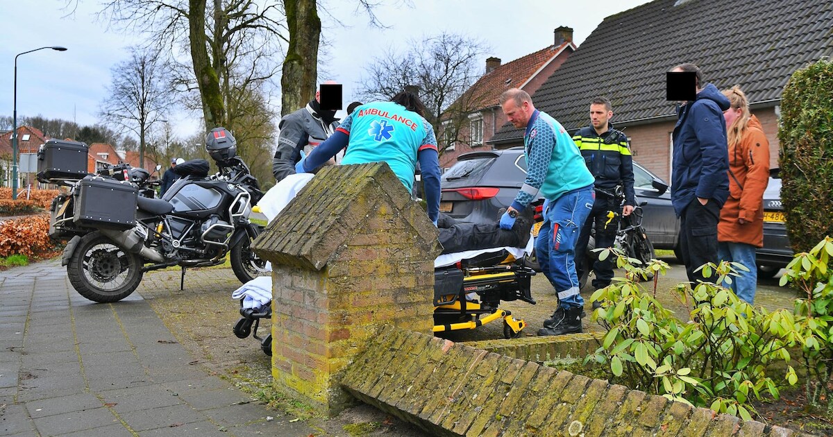 Rijles gaat mis in Steensel: motorrijder geeft te veel gas en valt over ...