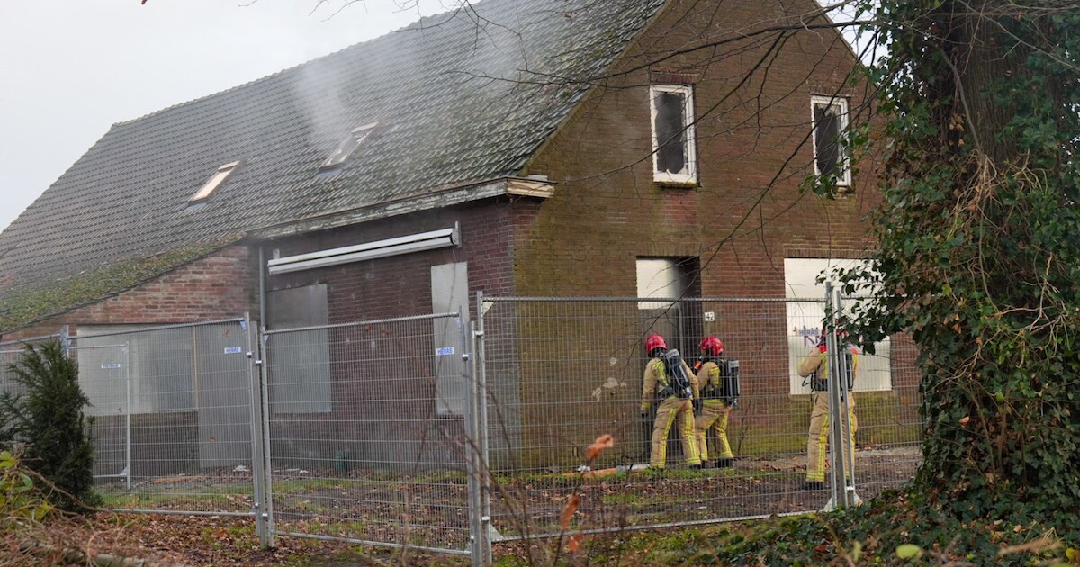 Brand breekt uit in slooppand in Helmond, politie denkt aan opzet door ...