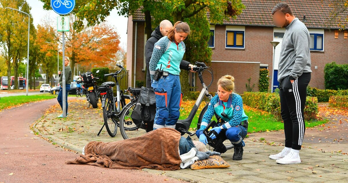 Botsing tussen twee fietsers in Veldhoven, oude man wordt op dekens en ...