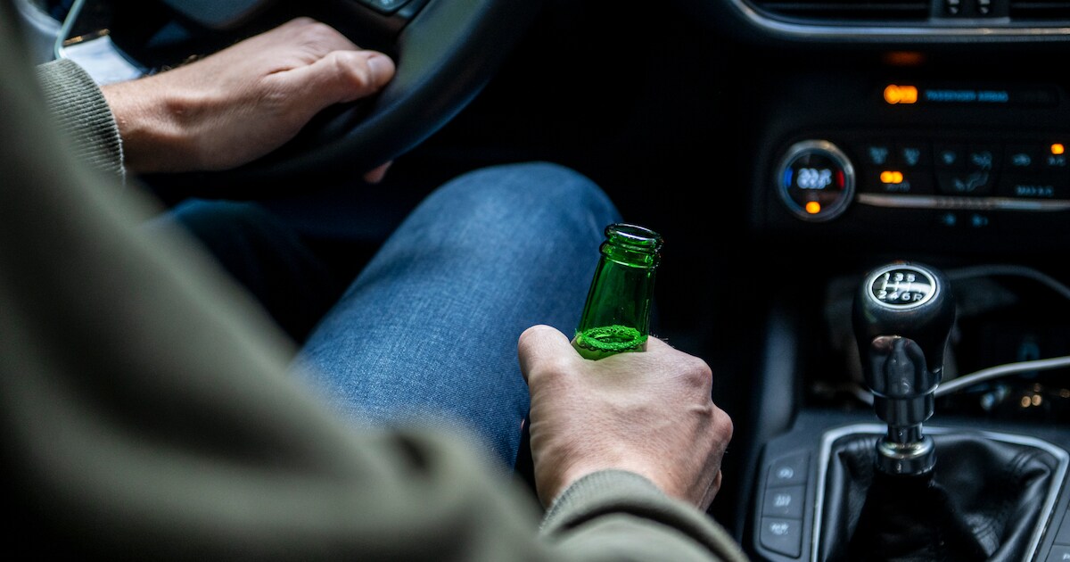 Politie onderschept dronken man (44) die achter het stuur wilde stappen ...