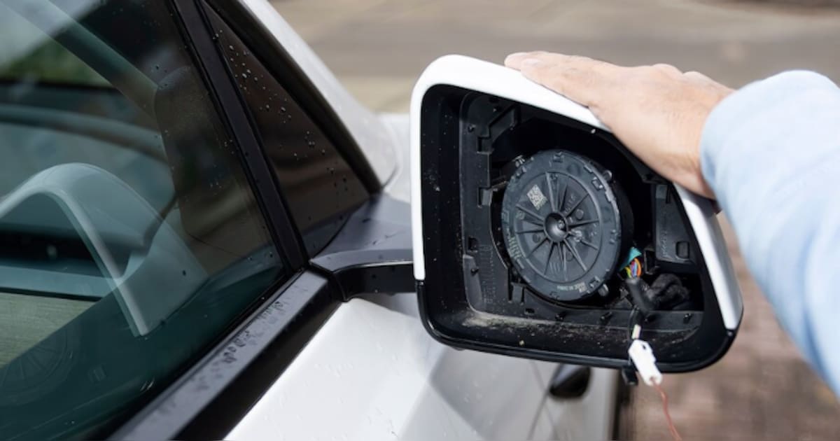 Op camerabeelden is te zien hoe de spiegels van dure auto’s op Strijp-R ...