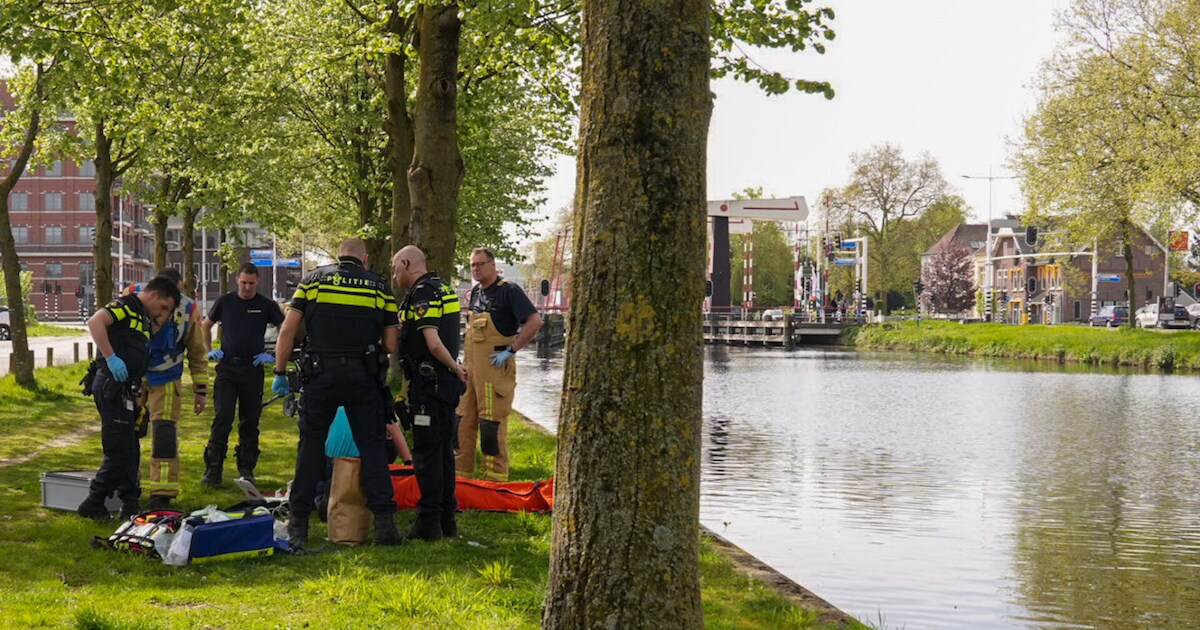 Man met rollator valt in kanaal in Helmond, vrouwen en visser halen hem ...