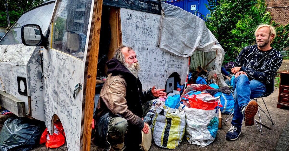 Dakloze Minko blijft jaar langer in tiny house zonder gas en elektra ...