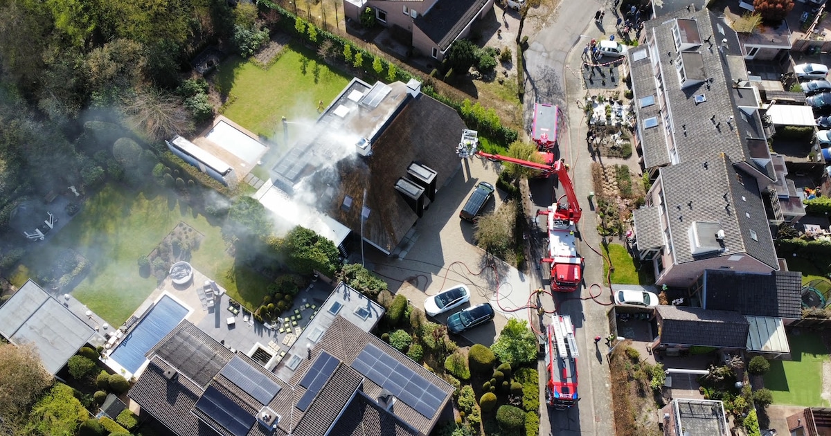 Rieten dak van villa in Drunen loopt flinke schade op door brand ...