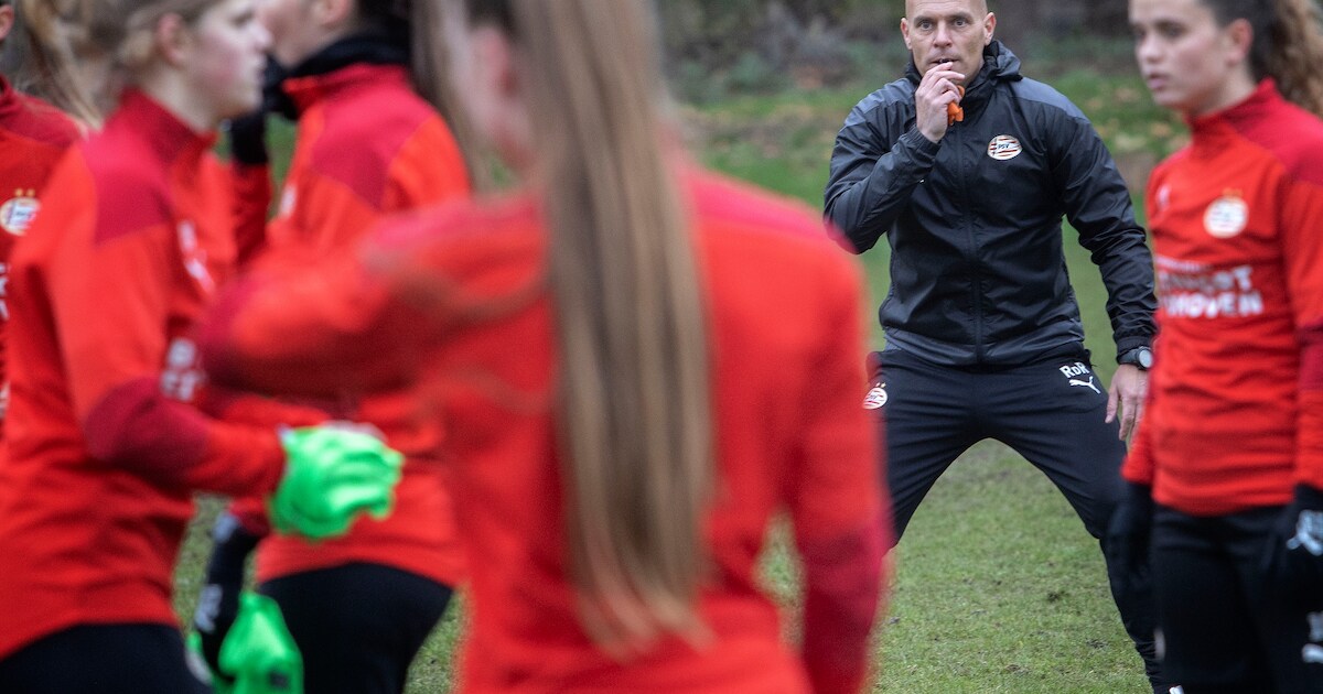 Rick de Rooij bij PSV voor even terug in het vrouwenvoetbal: ‘Leuk om ...