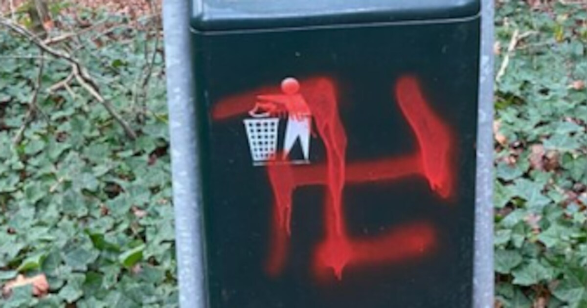 Bekladdingen met graffiti in Bospark Bakel: hakenkruis op prullenbak ...