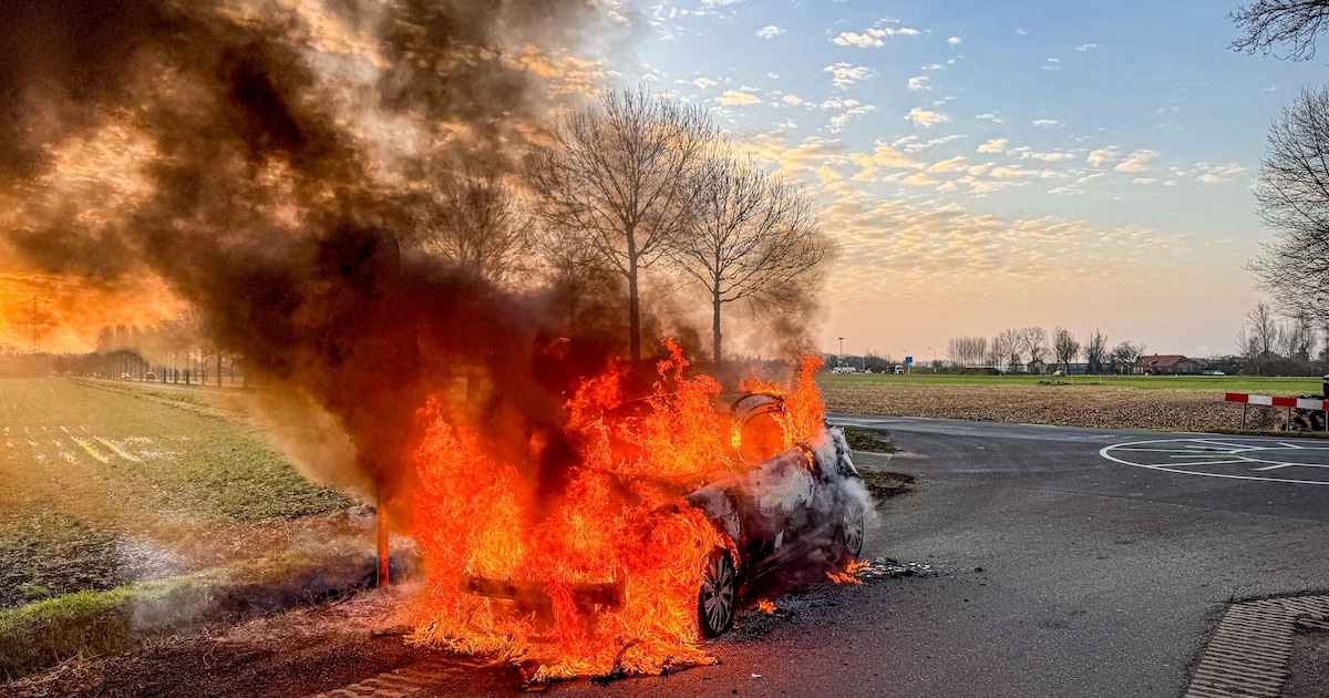 Auto vliegt tijdens het rijden in brand in Beek en Donk | Regio | ED.nl