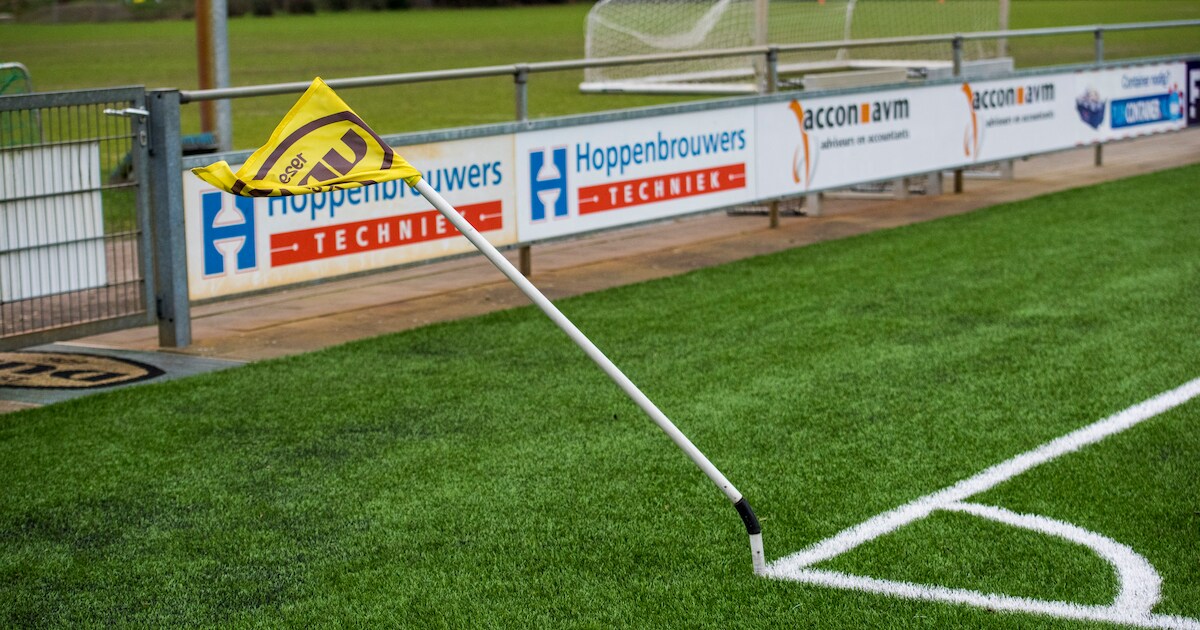 Ondanks zware windstoten werd er gewoon gevoetbald: dit zijn de ...