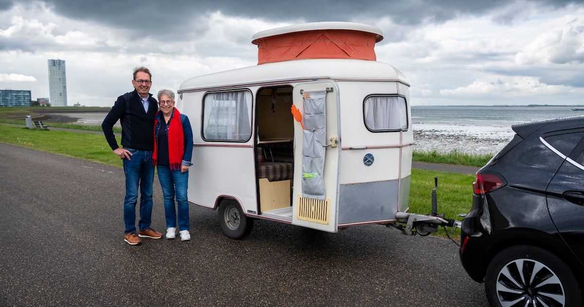 52 jaar oud en piepklein: toch trekken Evert en Piny met hun caravan ...