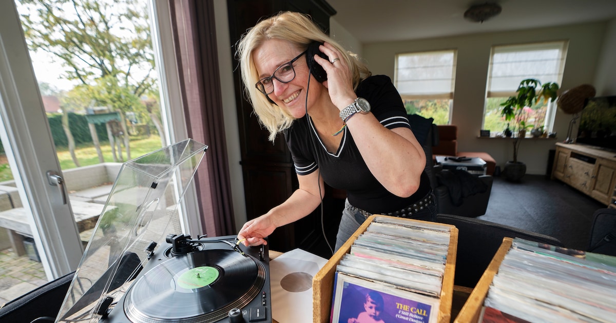 Oud-kroegbaas Stephanie (55) draait nu als dj de vinylplaten uit haar ...