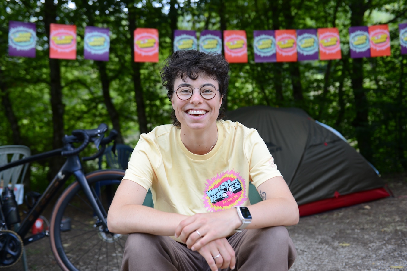 Deze drie fans staan vrijdag langs de weg bij de Tour, en ze weten uit ...