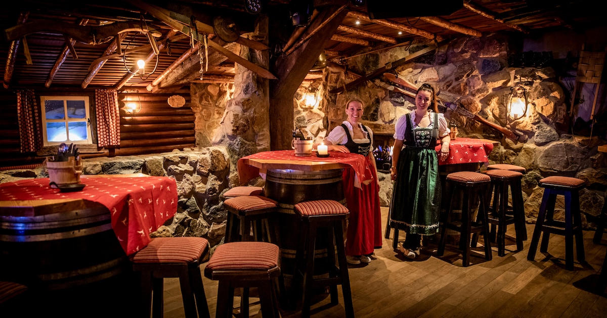 Ze groeide op achter deze bar, en staat er nu weer: Jenny van Heesch ...