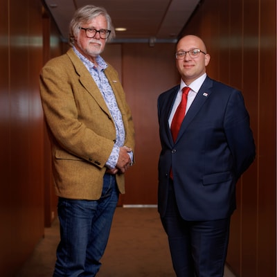 Vluchtelingen of gelukszoekers? Alexander en Hans denken daar totáál ...