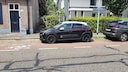 Twee auto's voor de deur in Goirle, allebei een dikke, rode streep: 'Ik ...