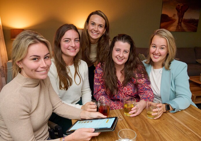 Als de dochter van Inge ernstig ziek blijkt, aarzelen haar vriendinnen ...